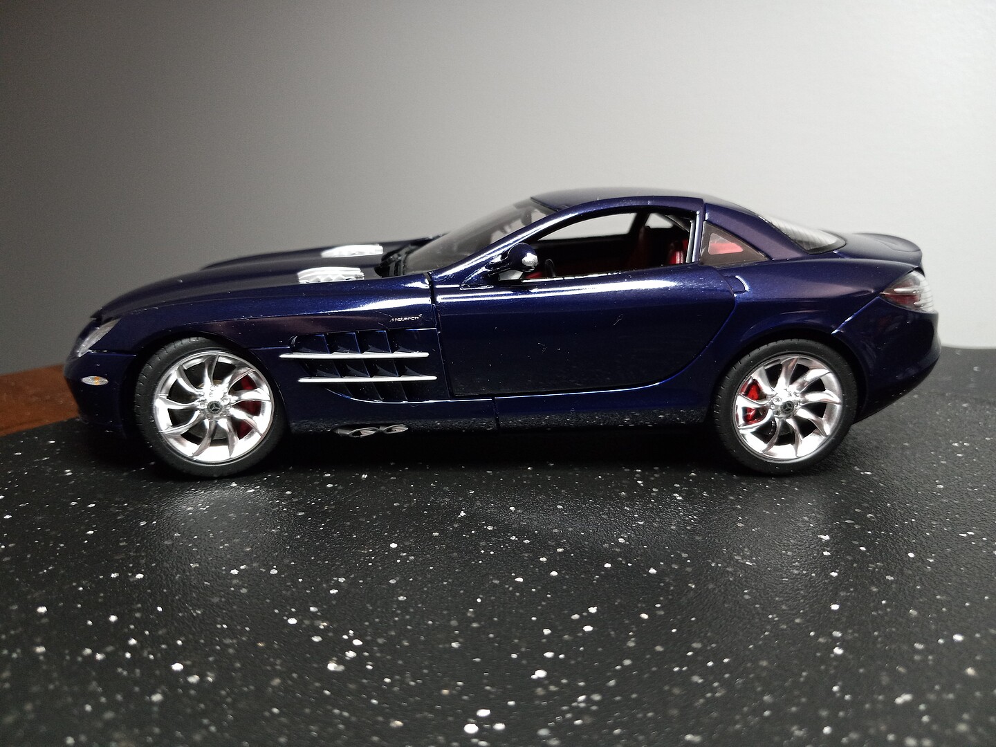 Mercedes-Benz SLR McLaren Sportscar Coupe -- Plastic Model Car Kit -- 1 ...