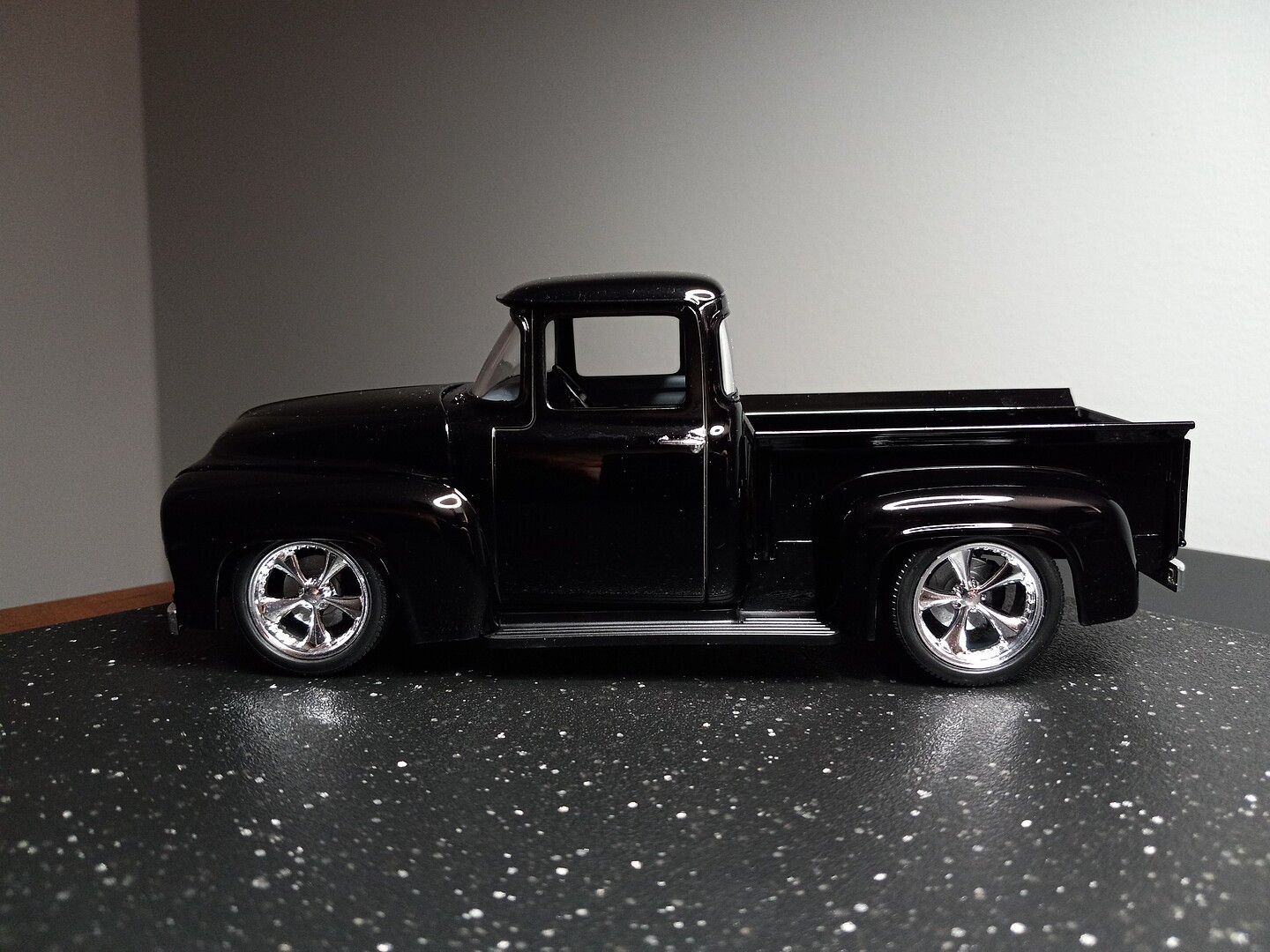Ford FD-100 Pickup -- Plastic Model Truck Kit -- 1/25 Scale -- #854426 ...