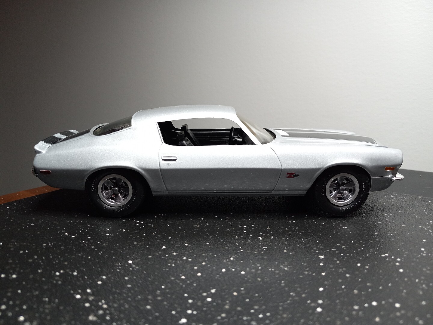 Chevy Camaro Z28 1970 1/2 -- Plastic Model Car Kit -- 1/25 Scale ...