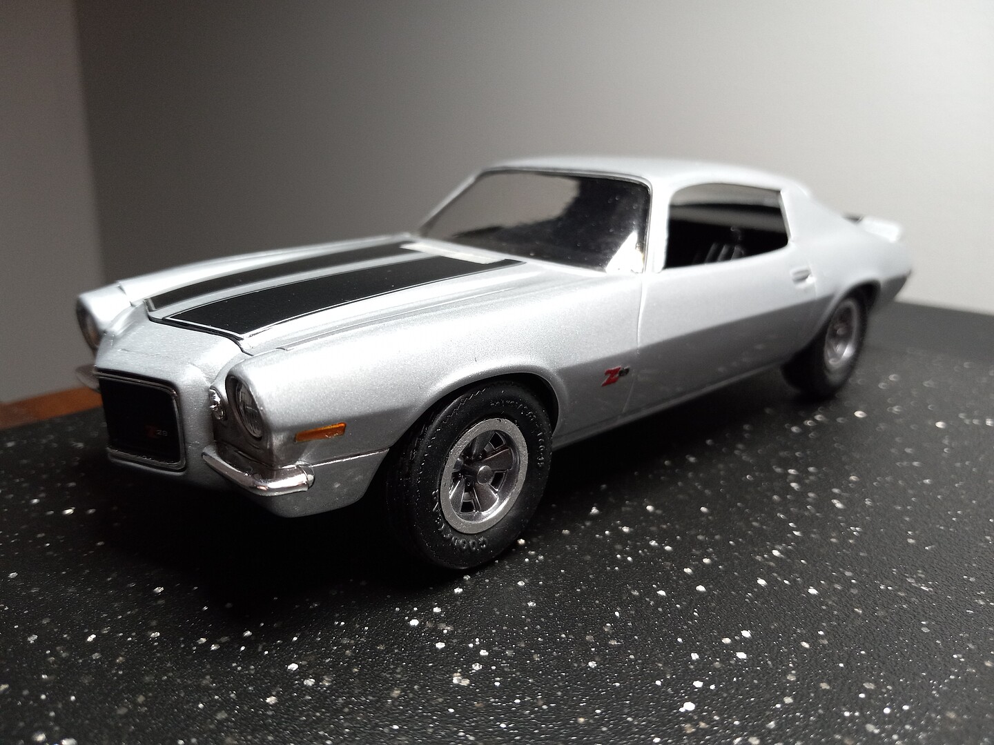 Chevy Camaro Z28 1970 1/2 -- Plastic Model Car Kit -- 1/25 Scale ...