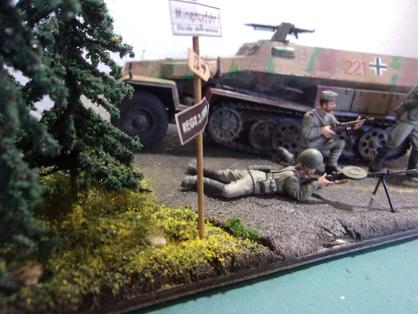 German Hanomag Sd.Kfz. 251/1 Halftrack -- Plastic Model Military ...