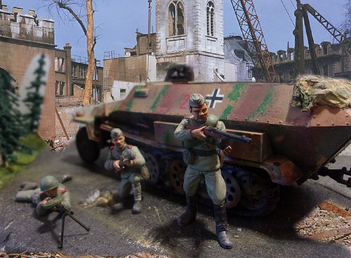 German Hanomag Sd.Kfz. 251/1 Halftrack -- Plastic Model Military ...