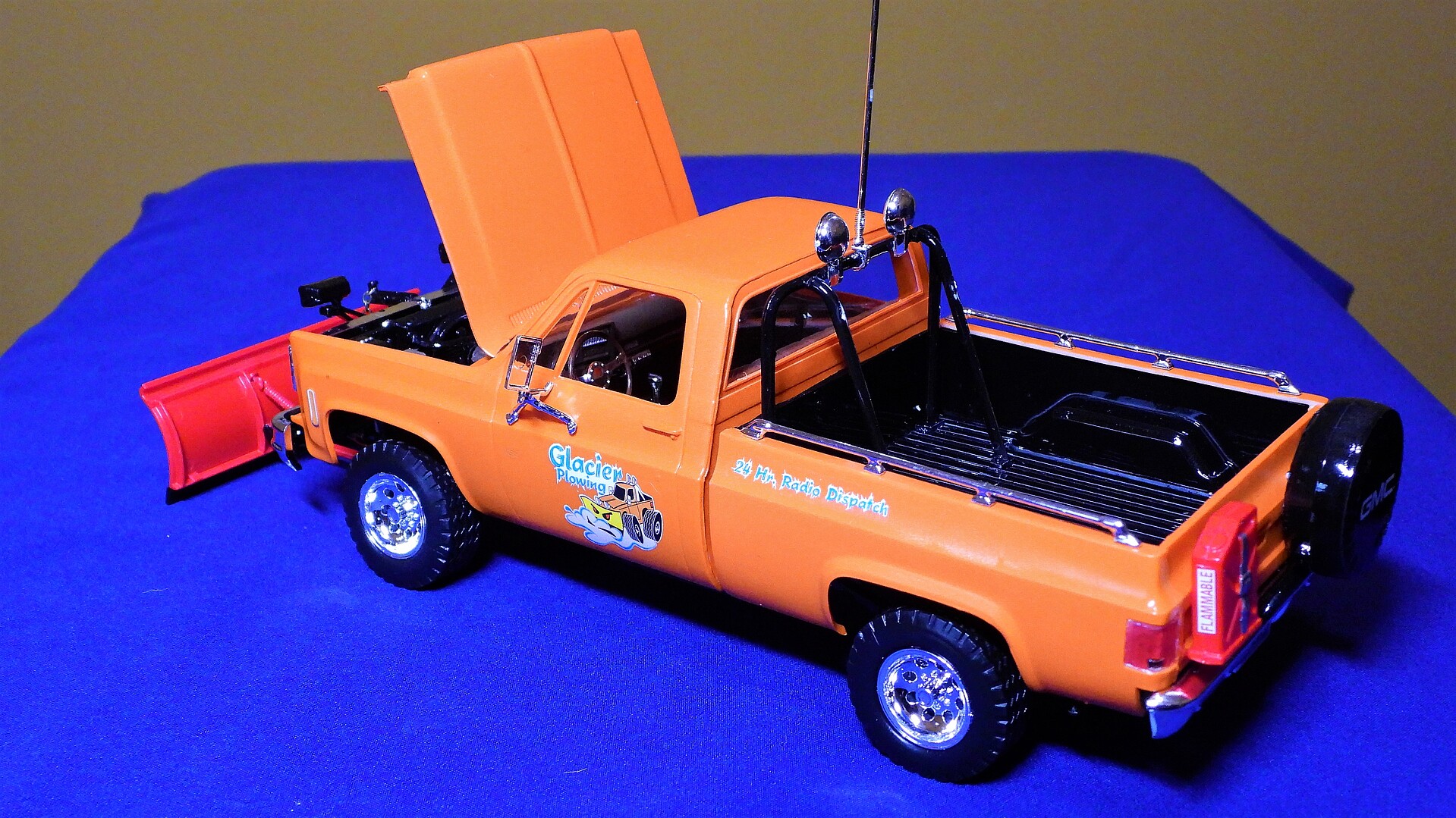 GMC Pickup with Snow Plow -- Plastic Model Truck Kit -- 1/24 Scale ...