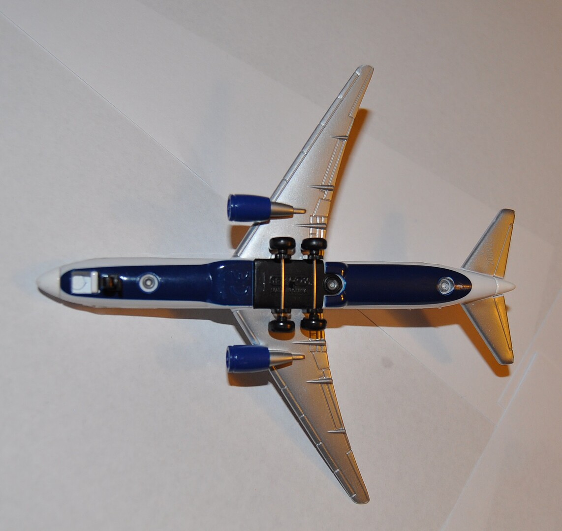 Delta Airlines Die Cast Playset (12pc Set) pictures by mh9162013