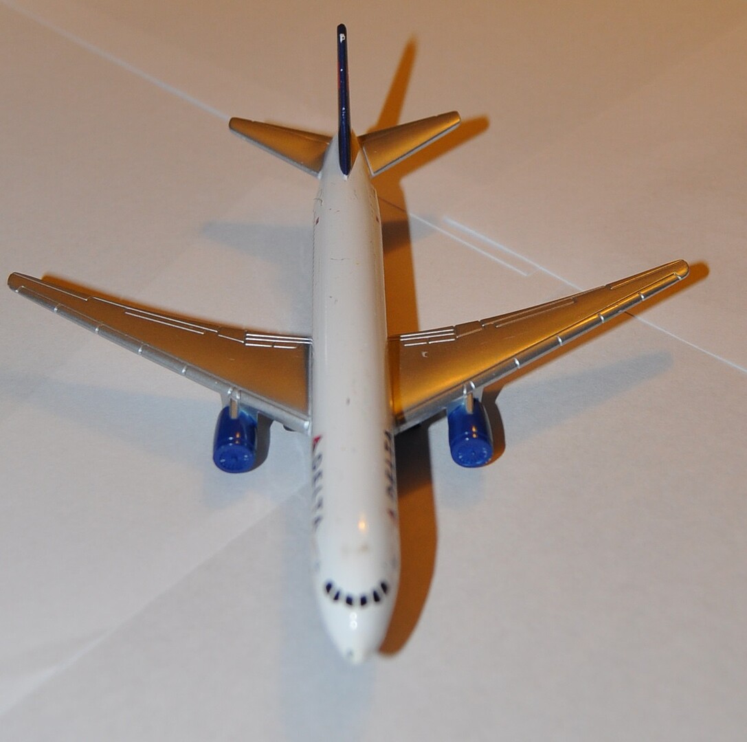 Delta Airlines Die Cast Playset (12pc Set) pictures by mh9162013