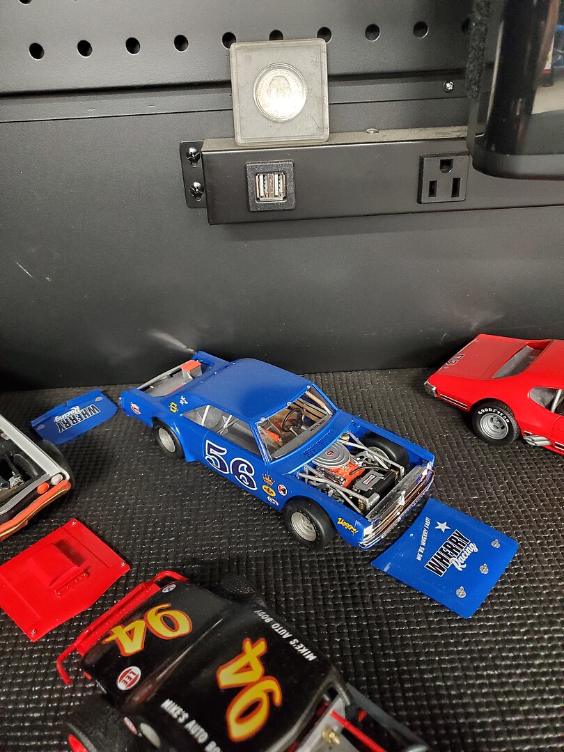 PLYMOUTH VALIANT -- Plastic Model Car Vehicle Kit -- 1/25 Scale ...