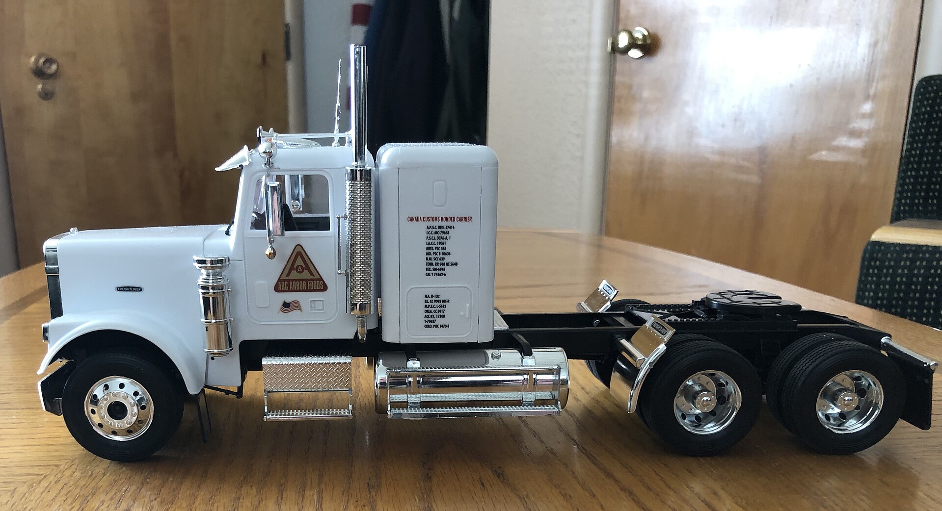 Gallery Pictures Italeri Freightliner FLC Tractor Cab Plastic Model ...