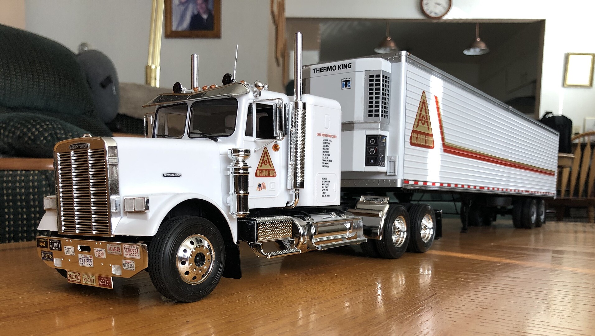 Freightliner FLC Tractor Cab -- Plastic Model Truck Kit -- 1/24 Scale ...