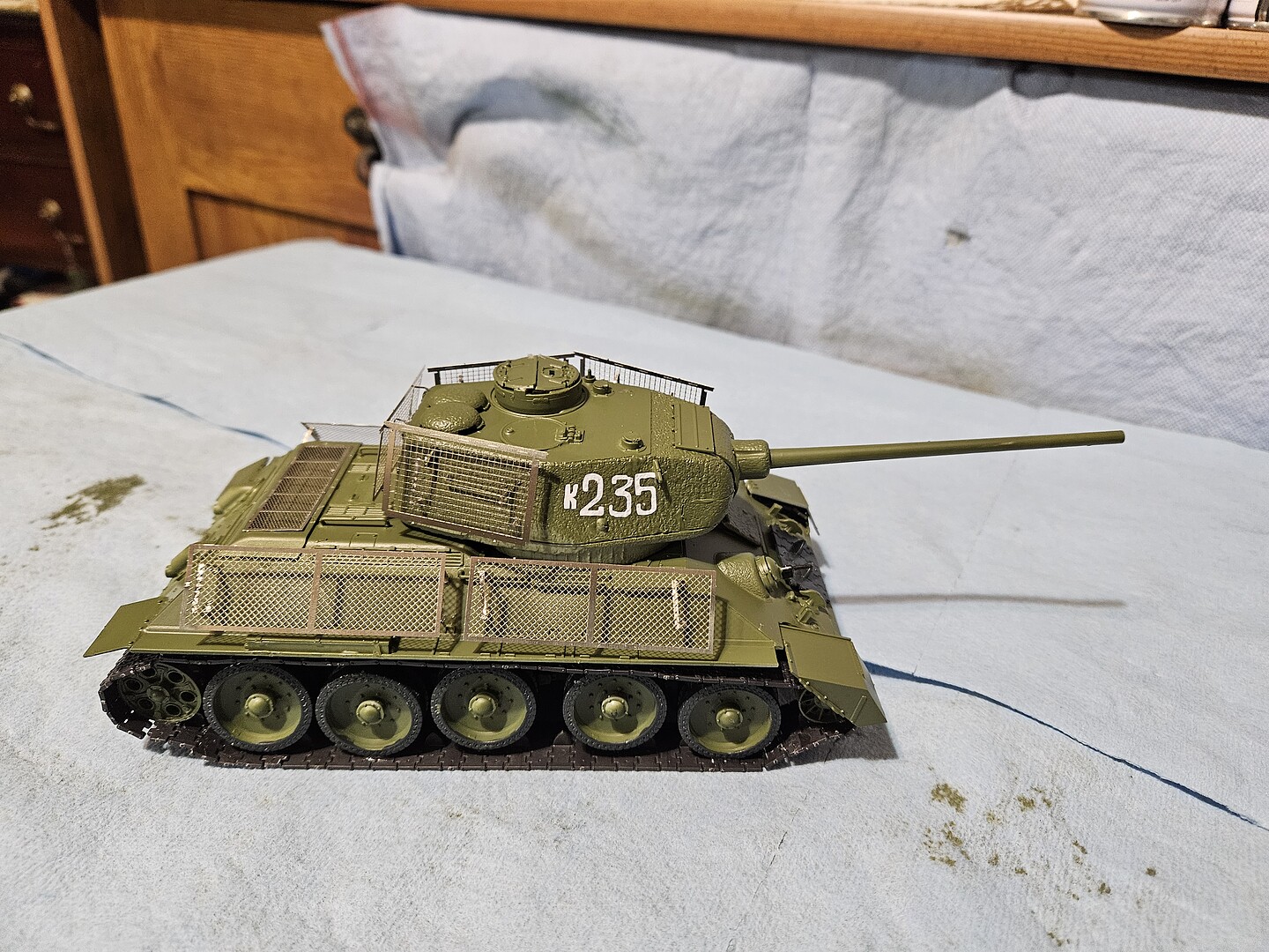 T-34/85 No.183 Factory Berlin 1945 -- Plastic Model Military Vehicle Kit -- 1/35 Scale -- #13295 ...