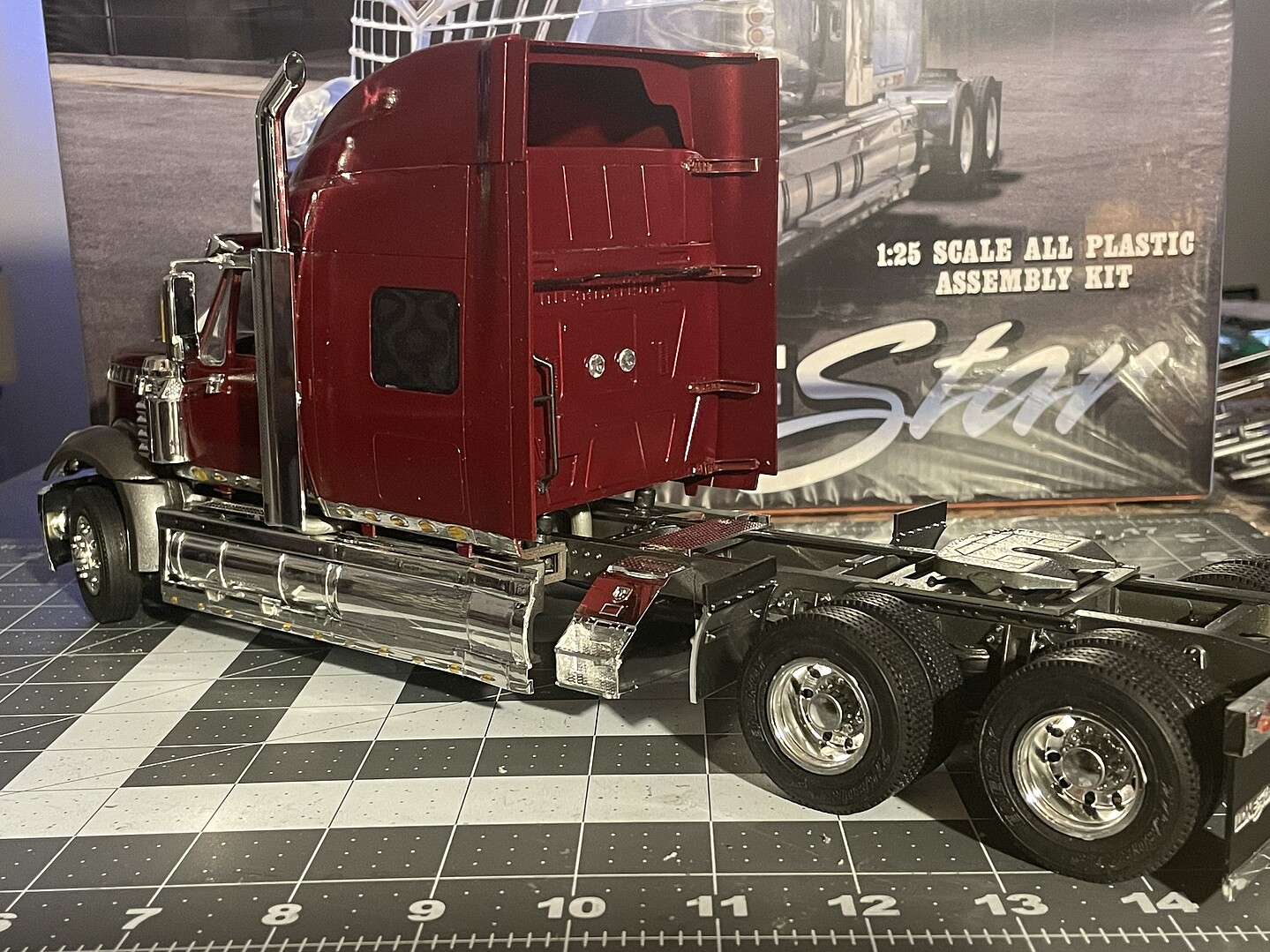 2010 International Lonestar -- Plastic Model Truck Kit -- 1/25 Scale ...