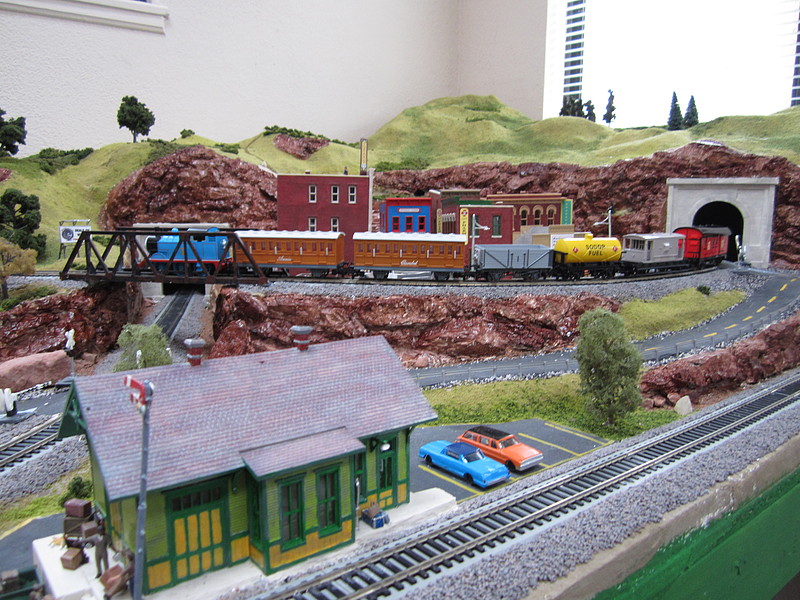 Thomas w/Annie & Clarabel Set -- HO Scale Model Train Set -- #00642 ...