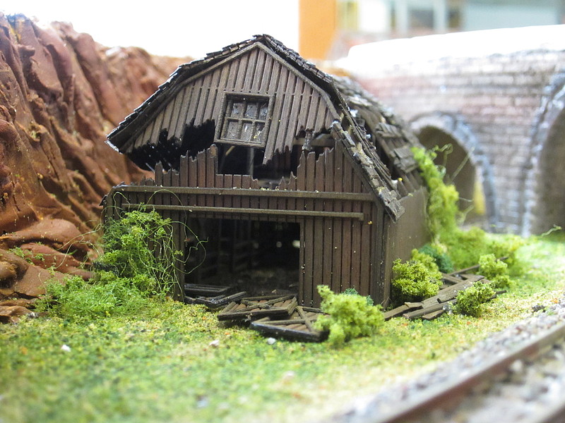 Gallery Pictures Branchline Fallen Barn w/Collapsed Roof Laser-Art Kit ...