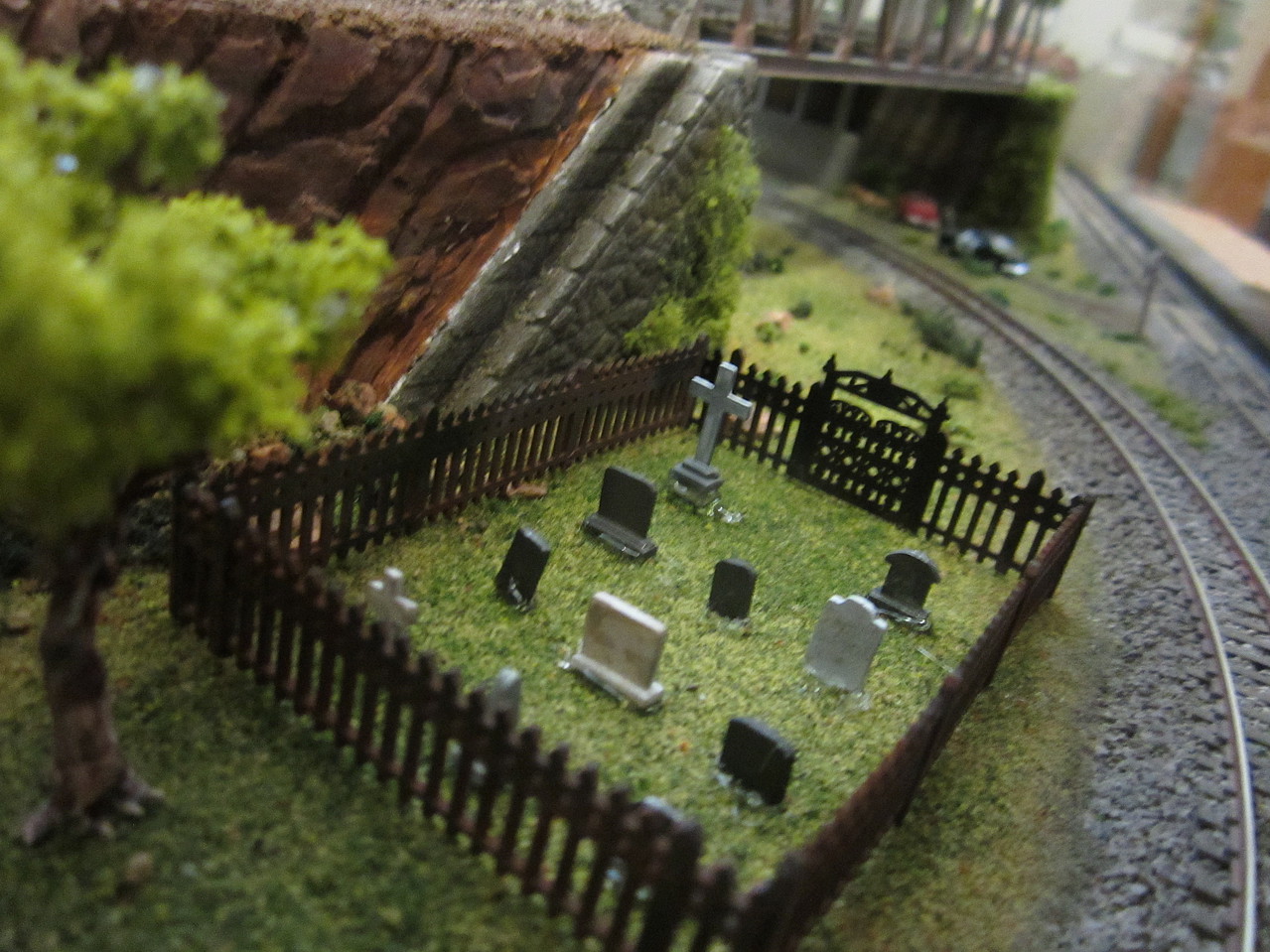 Iron Fence Sections (8) -- N Scale Model Railroad Trackside Accessory ...