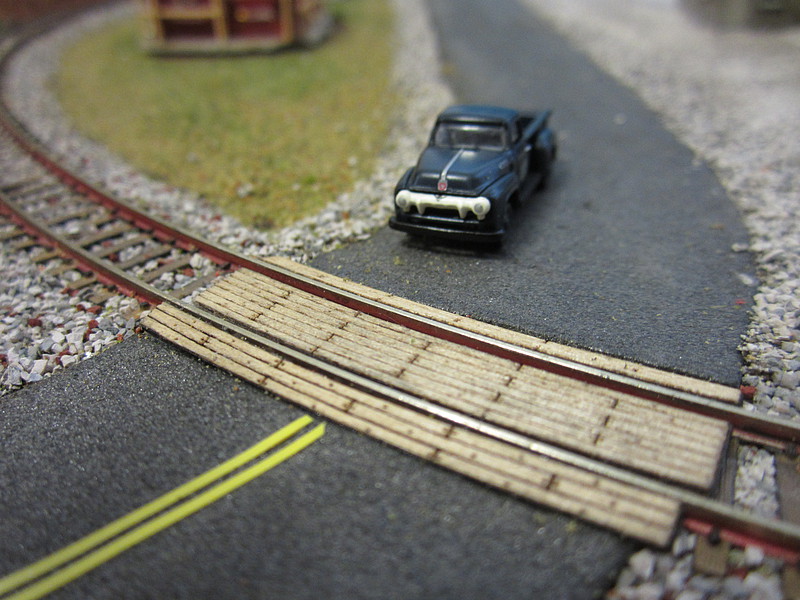 Grade Crossing pkg(2) 9-3/4'' Radius Curve -- Fits Code 100 Rail -- N ...