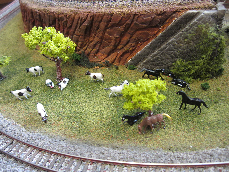 Animal Set Cow & Horse (12) -- N Scale Model Railroad Figure -- #42505 ...