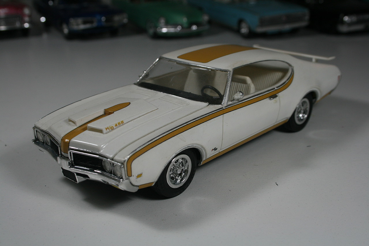 1969 Hurst Olds Cutlass -- Plastic Model Car Kit -- 1/25 Scale -- #703/ ...