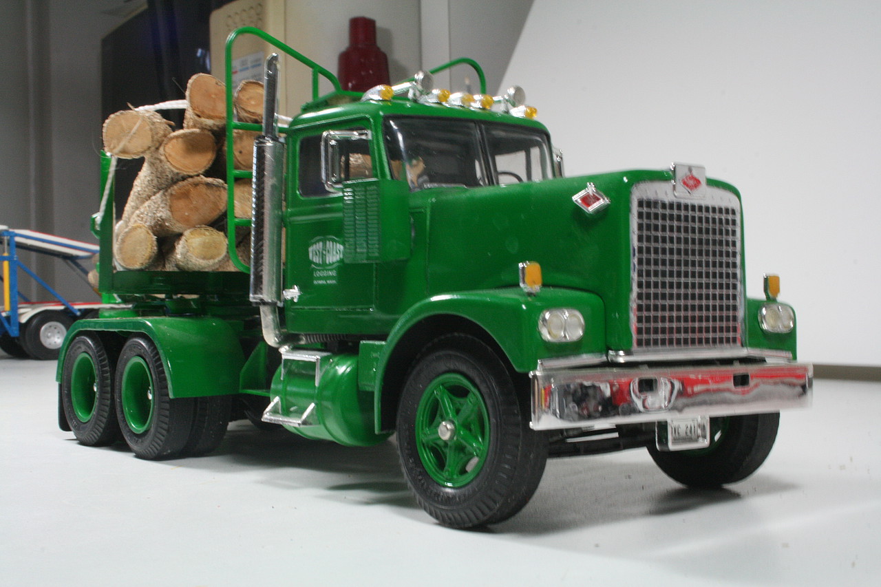Diamond Reo Tractor -- Plastic Model Truck Kit -- 1/25 Scale -- #719 ...