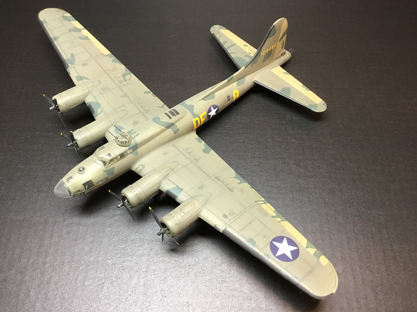 B17F Memphis Belle Aircraft -- Plastic Model Airplane Kit -- 1/72 Scale ...