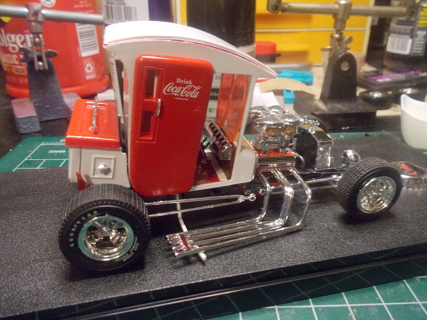 Coca Cola Vending Machine Show Rod SE -- Plastic Model Car Kit -- 1/25 ...