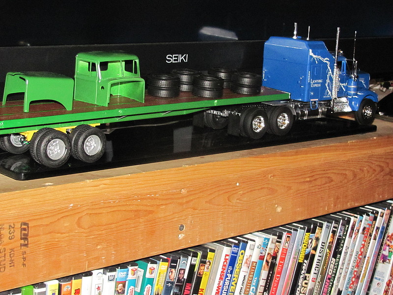Fruehauf Flatbed Trailer -- Plastic Model Semi Trailer Kit -- 1/25 ...