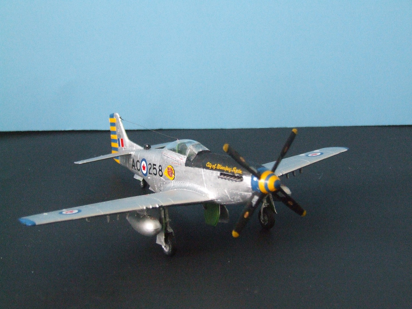 North American P-51D Mustang Fighter Aircraft -- Plastic Model Airplane Kit -- 1/72 Scale ...