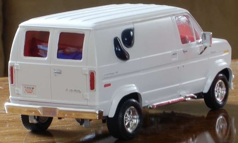 1976 Ford Custom Van Phantom -- Plastic Model Car Kit -- 1/25 Scale ...