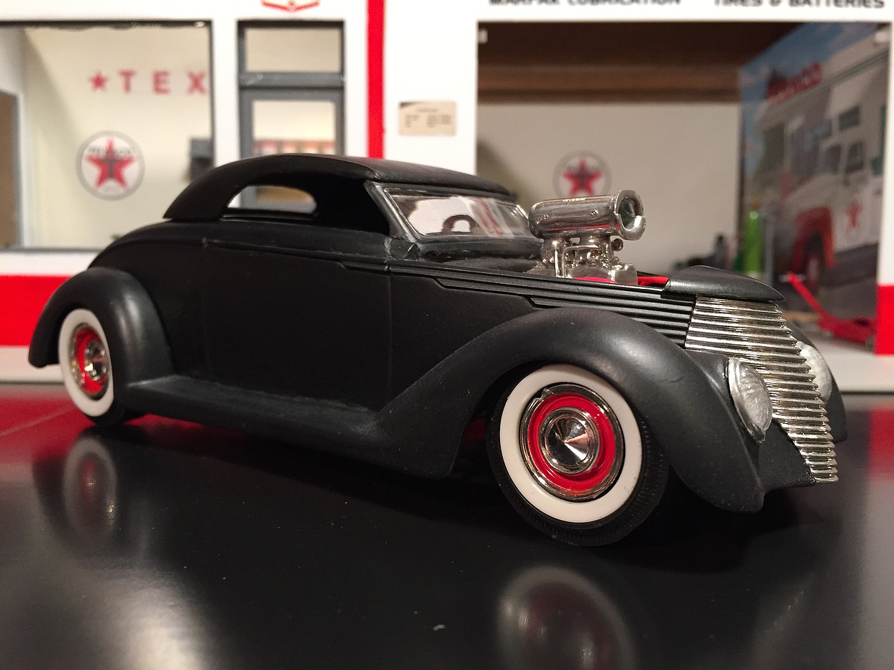 1937 Ford Custom Convertible -- Plastic Model Car Kit -- 1/24 Scale ...