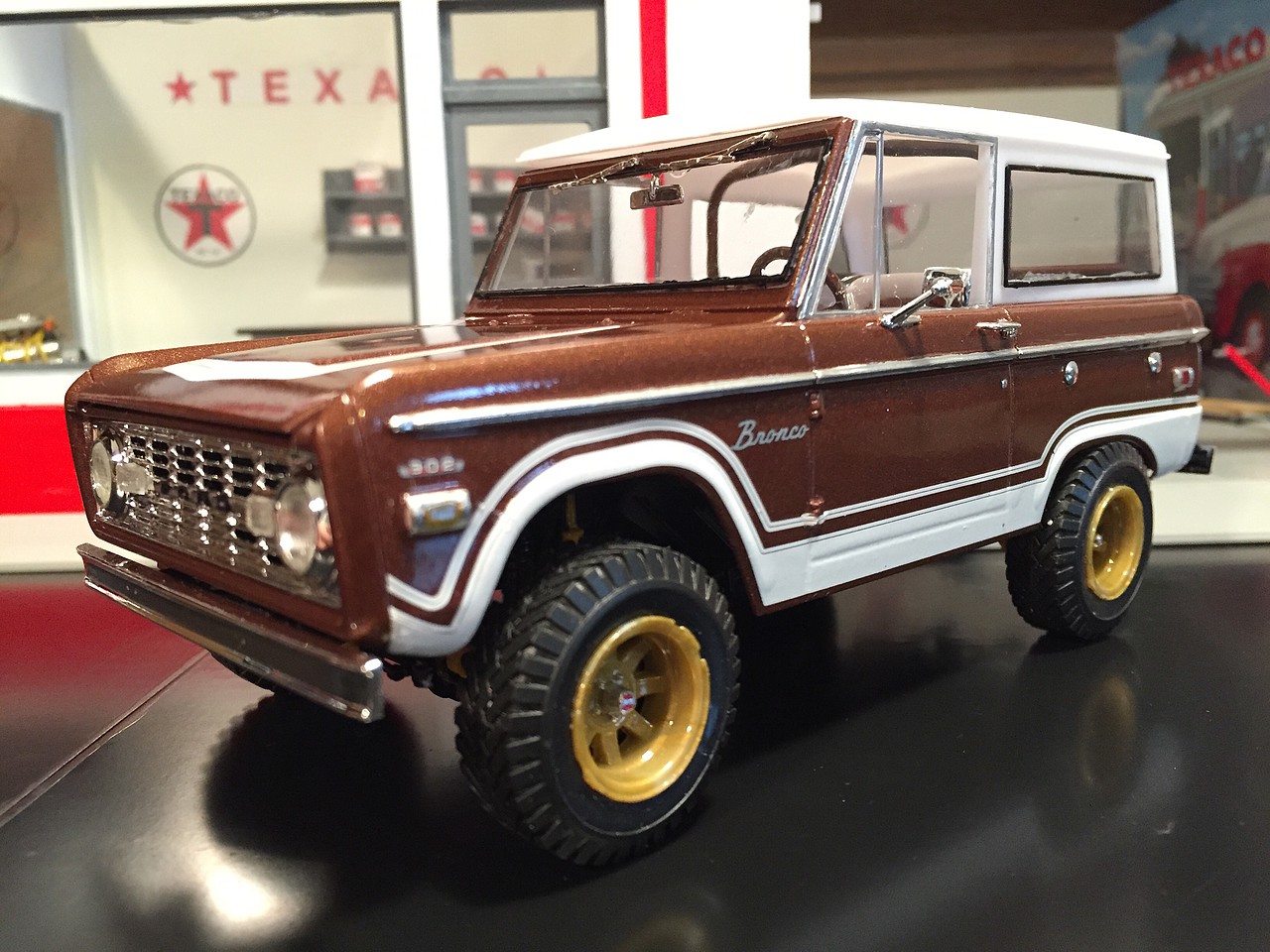 Ford Bronco -- Plastic Model Truck Kit -- 1/25 Scale -- #85-4320 ...