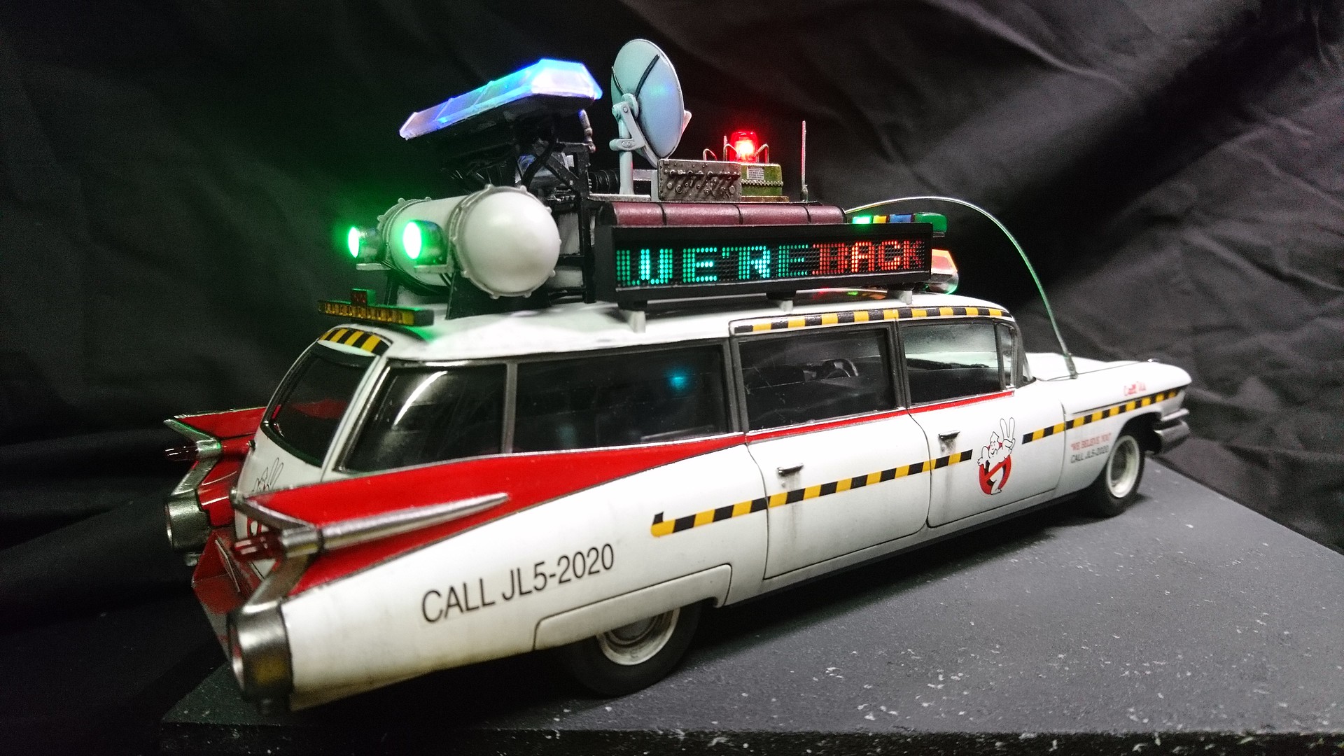 GHOSTBUSTERS Ecto-1A -- Plastic Model Car Kit -- 1/25 Scale -- #750 ...
