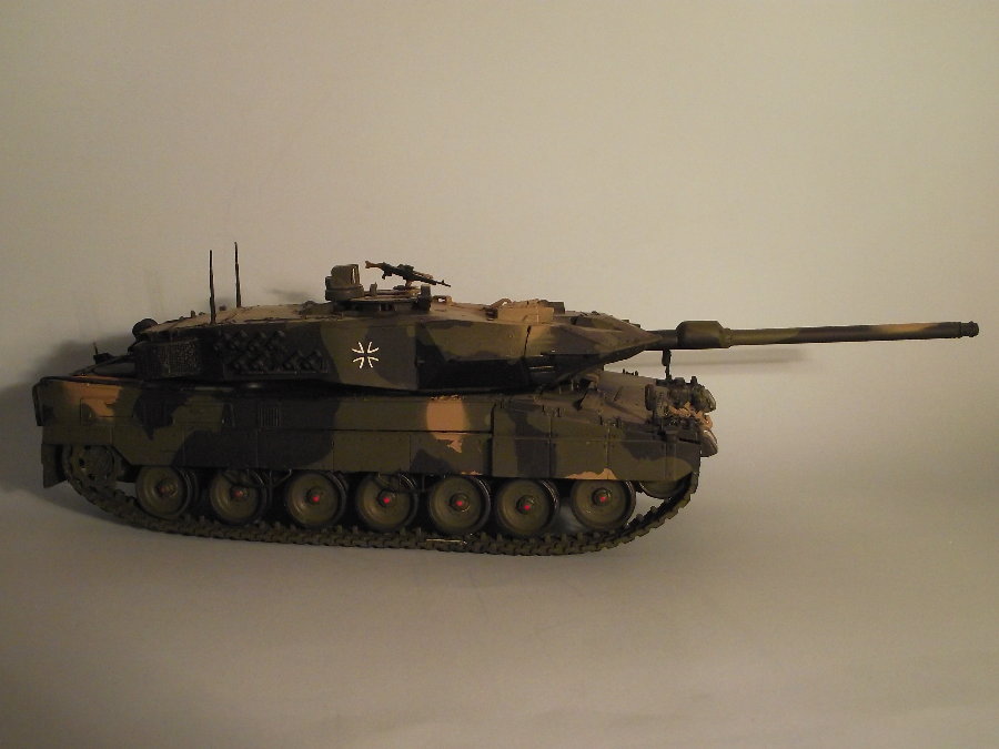 Leopard 2 A6 Main Battle Tank -- Plastic Model Military Vehicle Kit ...