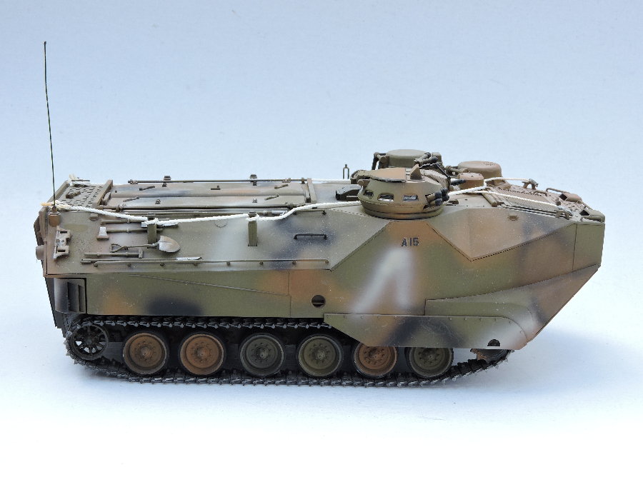 US Marines AAVP7A1 W/UGWS -- Plastic Model Military Vehicle Kit -- 1/35 ...