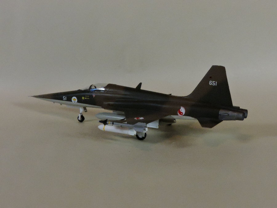 F-5E Tiger II Fighter -- Plastic Model Airplane Kit -- 1/72 Scale -- #hy80207 pictures by rarem37