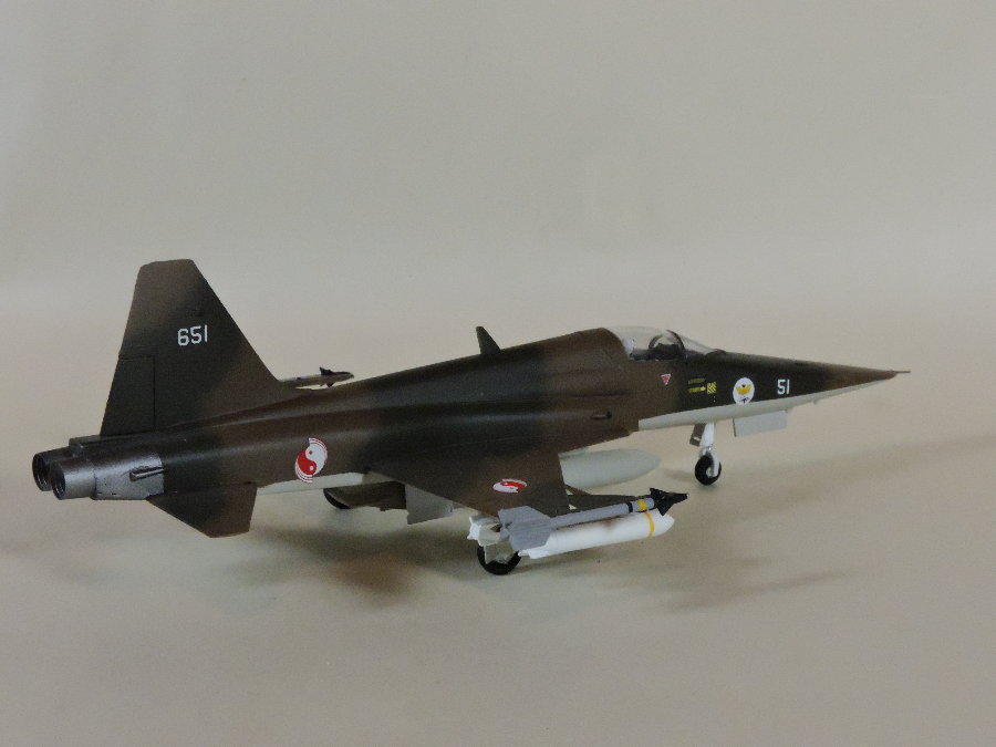 F-5E Tiger II Fighter -- Plastic Model Airplane Kit -- 1/72 Scale -- # ...