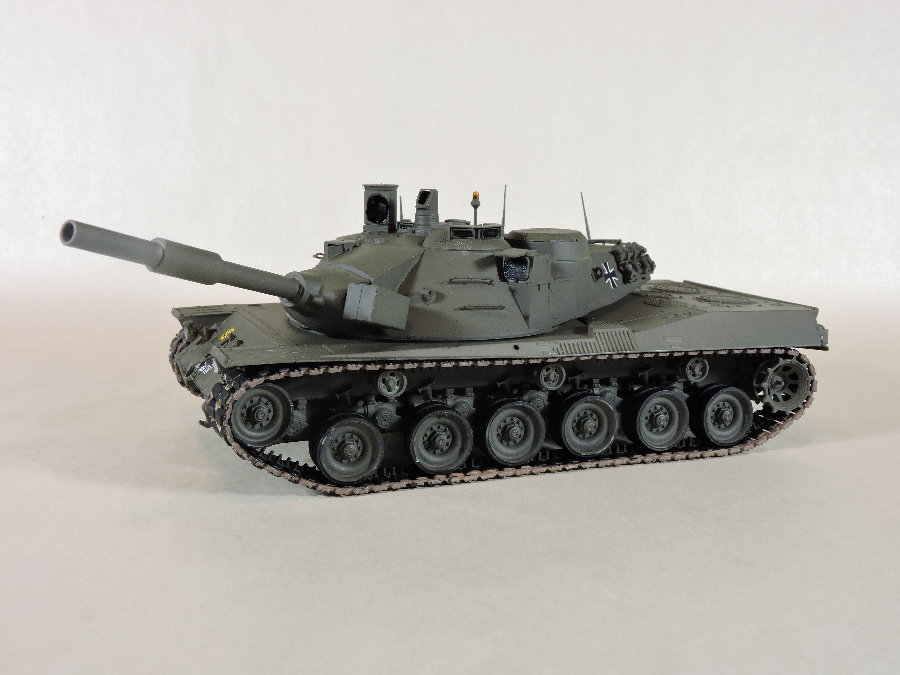 MBT-70 (Kpz.70) -- Plastic Model Military Vehicle Kit -- 1/35 Scale ...
