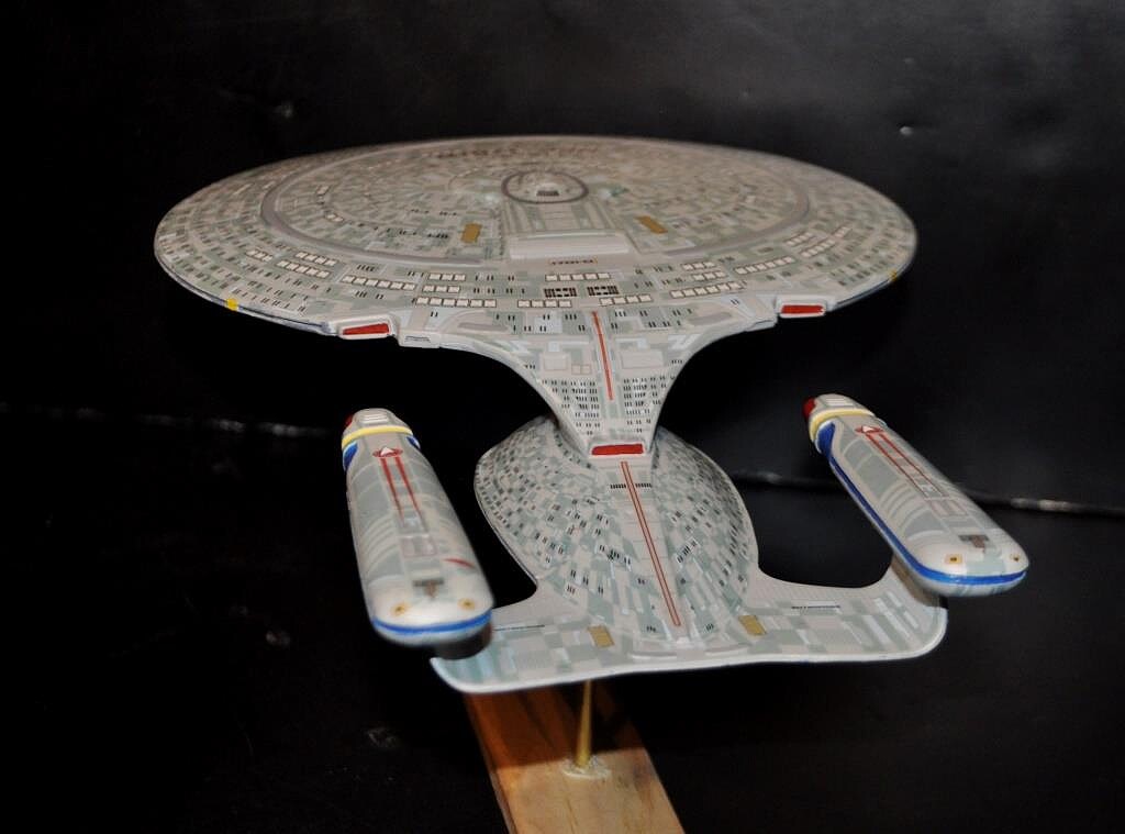 Star Trek USS Enteprise D -- Science Fiction Plastic Model Kit -- 1/ ...