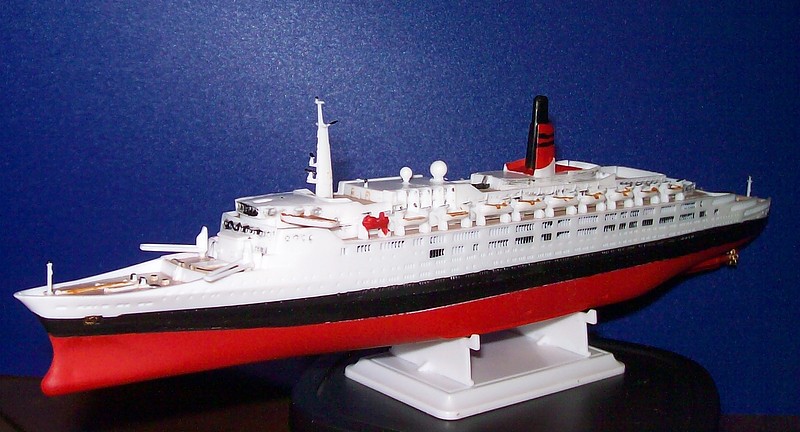 Queen Elizabeth II -- Plastic Model Commercial Ship Kit -- 1/1200 Scale ...