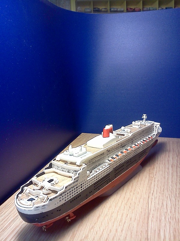 Queen Mary 2 Ocean Liner -- Plastic Model Commercial Ship Kit -- 1/1200 ...