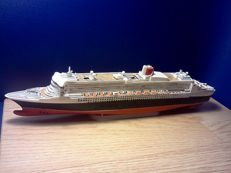Queen Mary 2 Ocean Liner -- Plastic Model Commercial Ship Kit -- 1/1200 ...
