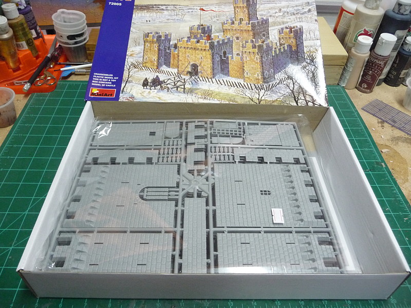 Medieval Castle -- Plastic Model Building Kit -- 1/72 Scale -- #72005 ...