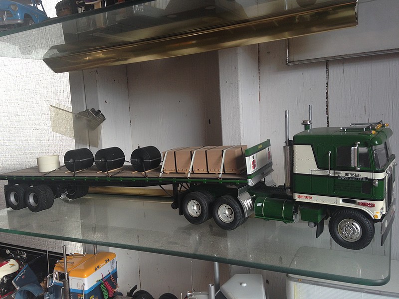 Fruehauf Flatbed Trailer -- Plastic Model Semi Trailer Kit -- 1/25 ...
