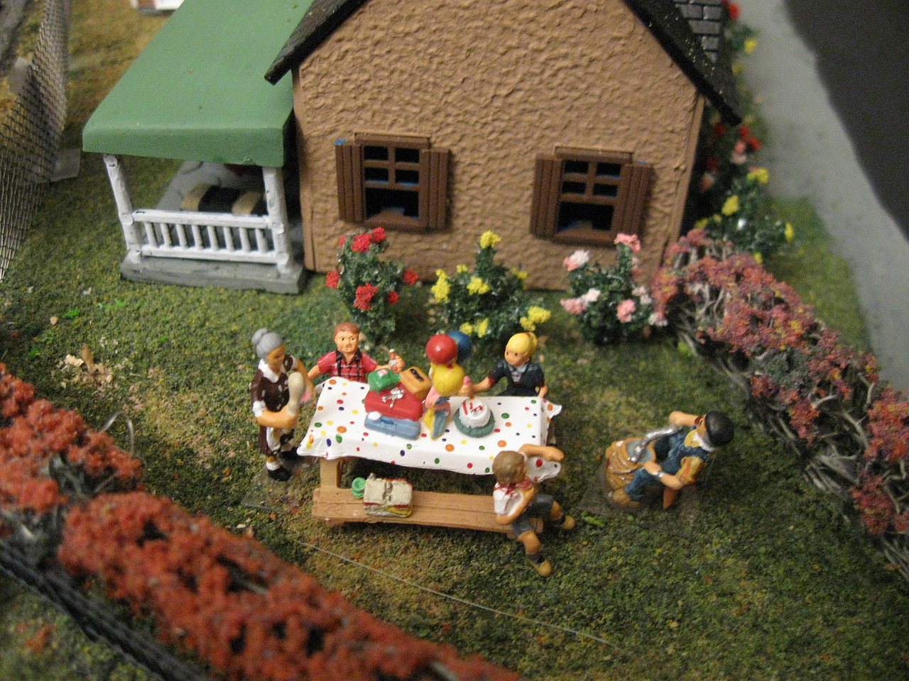 Backyard Birthday -- HO Scale Model Railroad Figure -- #a1935 pictures ...