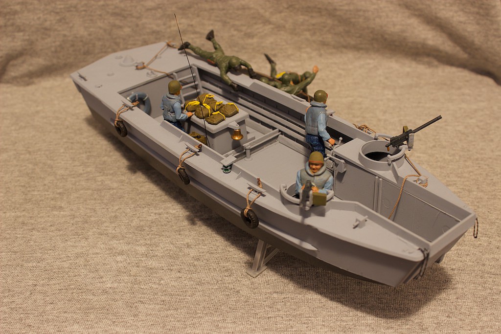 UDT Boat with Frogmen -- Plastic Model Military Ship Kit -- 1/35 Scale ...