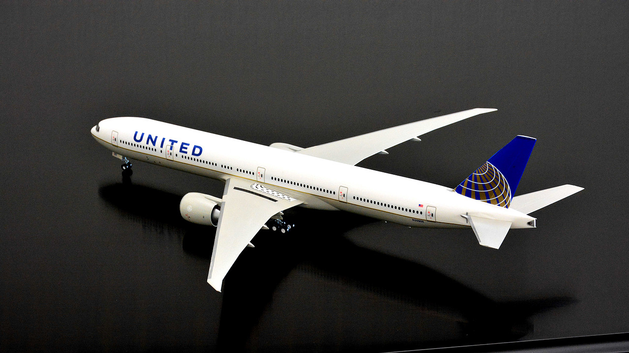 Boeing 777-300ER -- Plastic Model Airplane Kit -- 1/144 Scale -- #04945 ...