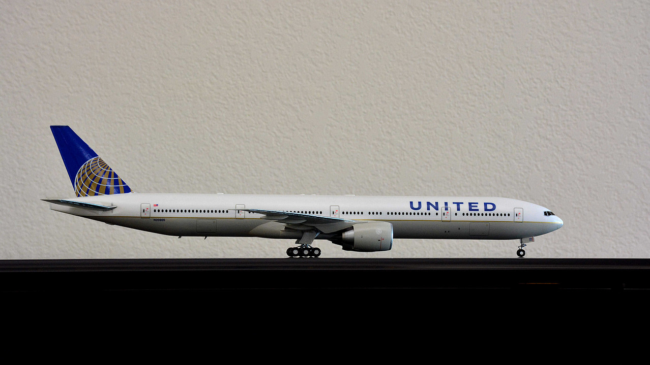 Boeing 777-300ER -- Plastic Model Airplane Kit -- 1/144 Scale -- #04945 ...