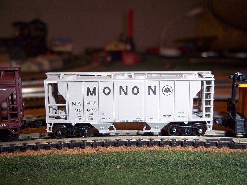 PS-2 2-Bay Covered Hopper Monon #30629 -- N Scale Model Train Freight ...