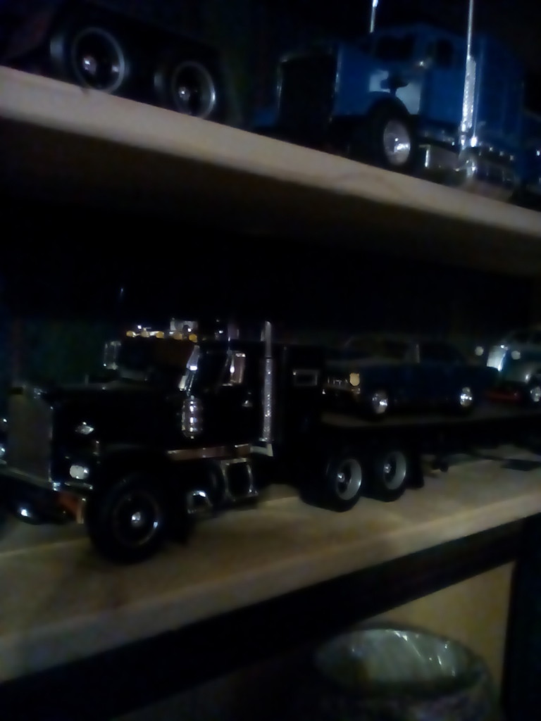 Diamond Reo Tractor -- Plastic Model Truck Kit -- 1/25 Scale -- #719 ...