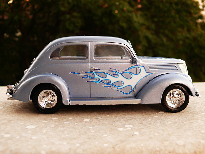 1937 Ford Sedan -- Plastic Model Car Kit -- 1/24 Scale -- #850884 ...