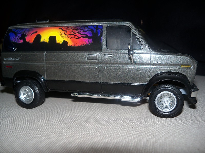 1976 Ford Custom Van Phantom -- Plastic Model Car Kit -- 1/25 Scale ...