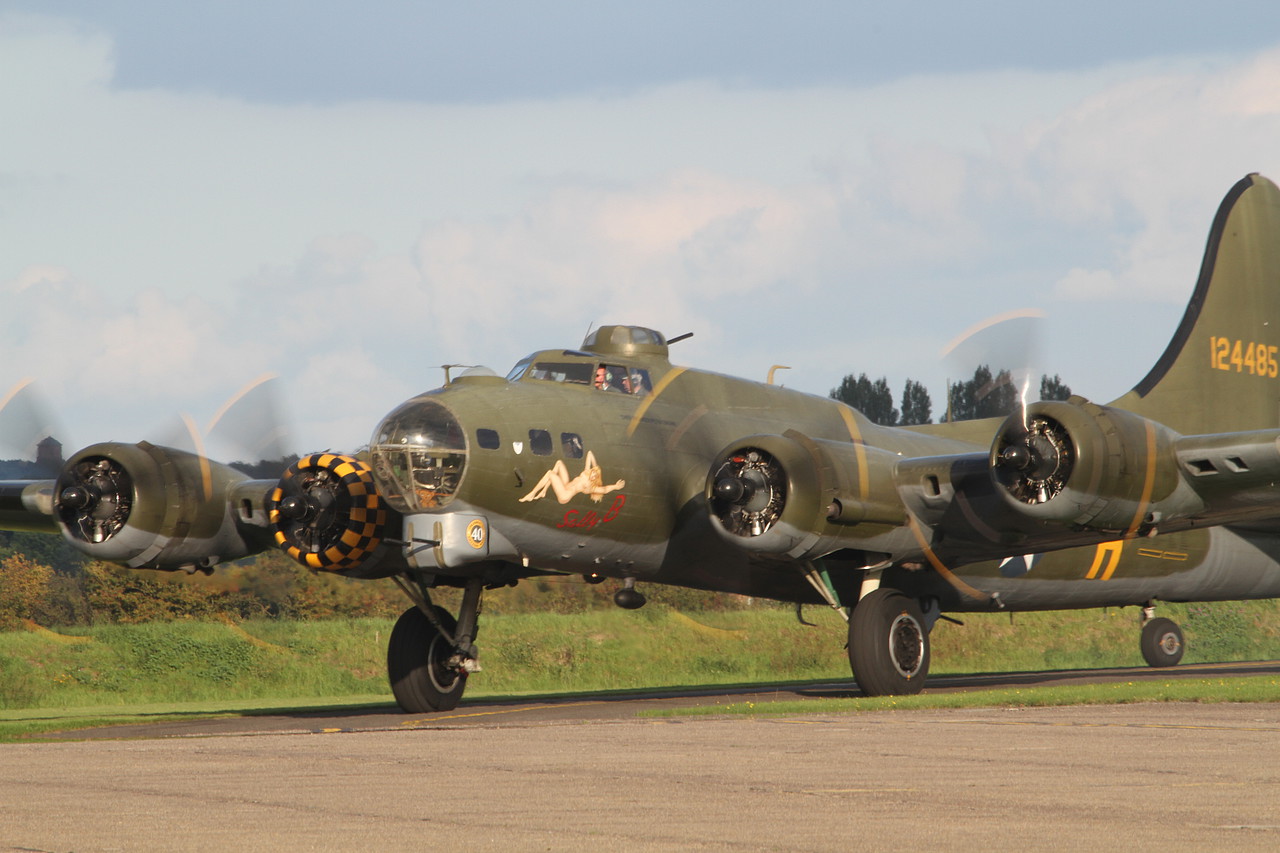 B-17G Flying Fortress -- Plastic Model Airplane Kit -- 1/48 Scale ...
