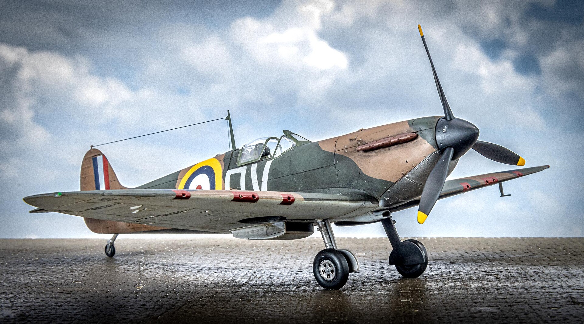 Supermarine Spitfire Mk I Aircraft -- Plastic Model Airplane Kit -- 1/ ...